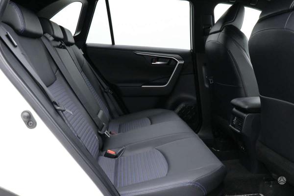 White Toyota RAV4 2021 in Vilnius, with an engine capacity of 2.49 L and mileage of 176 thousand km for 27990 €, photo 10 on AUTOMOTO.COM.LV
