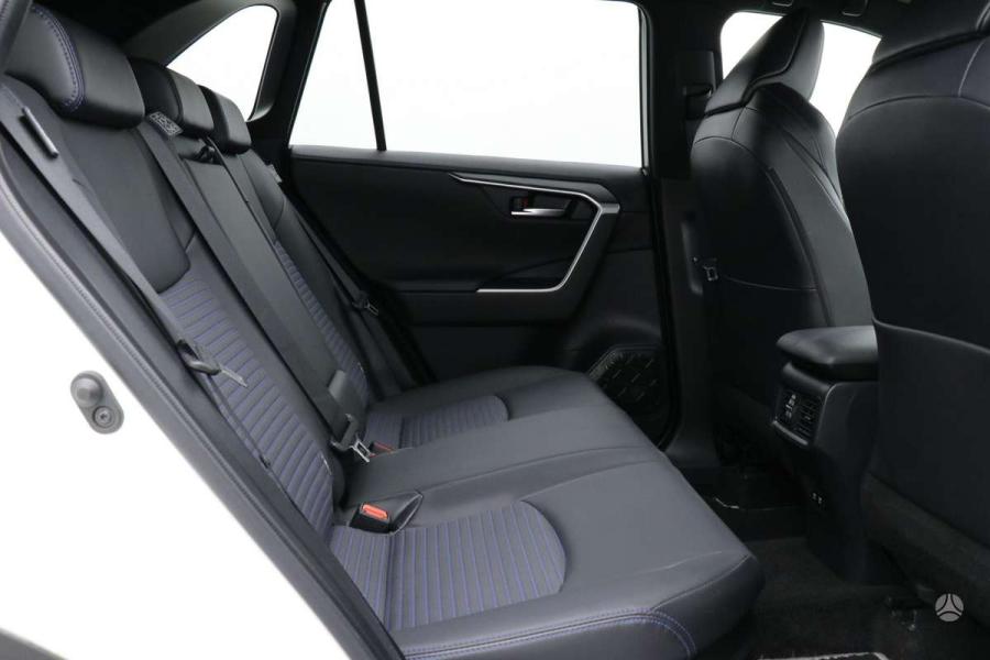 White Toyota RAV4 2021 in Vilnius, with an engine capacity of 2.49 L and mileage of 176 thousand km for 27990 €, photo 11 on AUTOMOTO.COM.LV