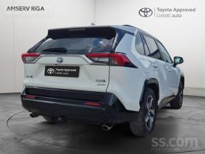 White Toyota RAV4 2021 in Riga, with an engine capacity of 2.50 L and mileage of 136 thousand km for 31900 €, photo 3 on AUTOMOTO.COM.LV