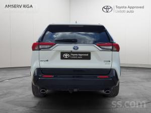 White Toyota RAV4 2021 in Riga, with an engine capacity of 2.50 L and mileage of 136 thousand km for 31900 €, photo 5 on AUTOMOTO.COM.LV