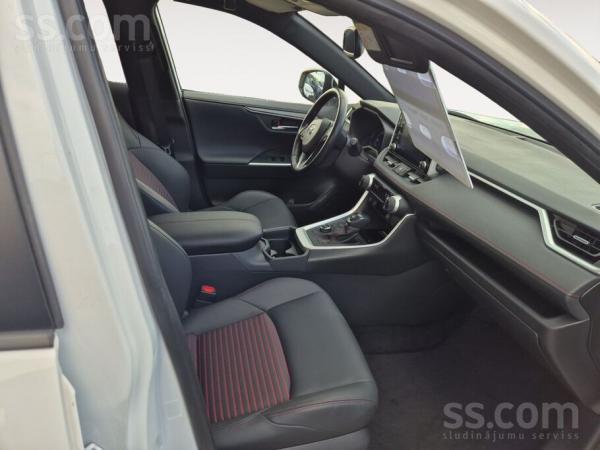 White Toyota RAV4 2021 in Riga, with an engine capacity of 2.50 L and mileage of 136 thousand km for 31900 €, photo 6 on AUTOMOTO.COM.LV