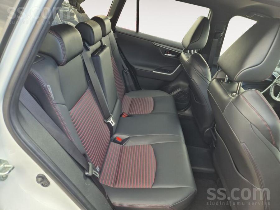 White Toyota RAV4 2021 in Riga, with an engine capacity of 2.50 L and mileage of 136 thousand km for 31900 €, photo 8 on AUTOMOTO.COM.LV