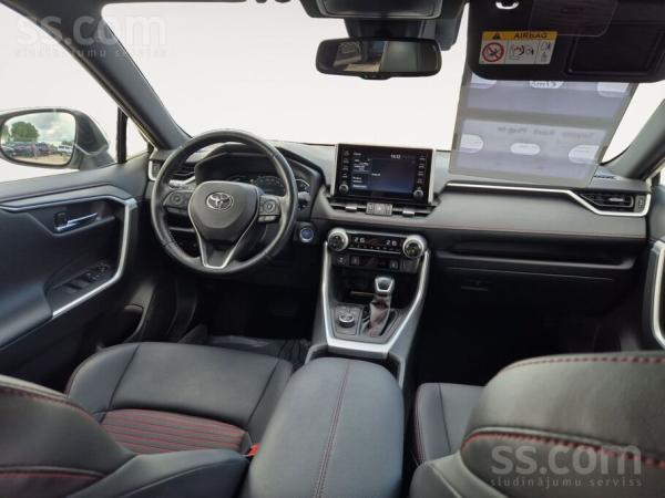 White Toyota RAV4 2021 in Riga, with an engine capacity of 2.50 L and mileage of 136 thousand km for 31900 €, photo 8 on AUTOMOTO.COM.LV