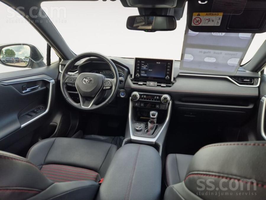 White Toyota RAV4 2021 in Riga, with an engine capacity of 2.50 L and mileage of 136 thousand km for 31900 €, photo 9 on AUTOMOTO.COM.LV