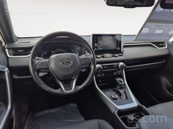 White Toyota RAV4 2021 in Riga, with an engine capacity of 2.50 L and mileage of 136 thousand km for 31900 €, photo 9 on AUTOMOTO.COM.LV