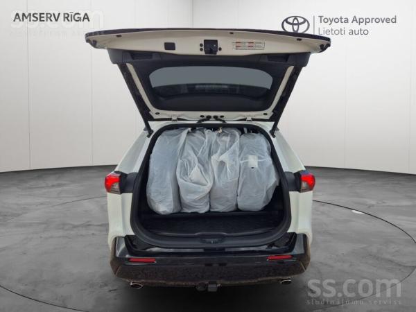 White Toyota RAV4 2021 in Riga, with an engine capacity of 2.50 L and mileage of 136 thousand km for 31900 €, photo 10 on AUTOMOTO.COM.LV