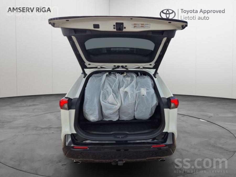 White Toyota RAV4 2021 in Riga, with an engine capacity of 2.50 L and mileage of 136 thousand km for 31900 €, photo 11 on AUTOMOTO.COM.LV