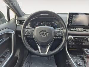 White Toyota RAV4 2021 in Riga, with an engine capacity of 2.50 L and mileage of 136 thousand km for 31900 €, photo 13 on AUTOMOTO.COM.LV