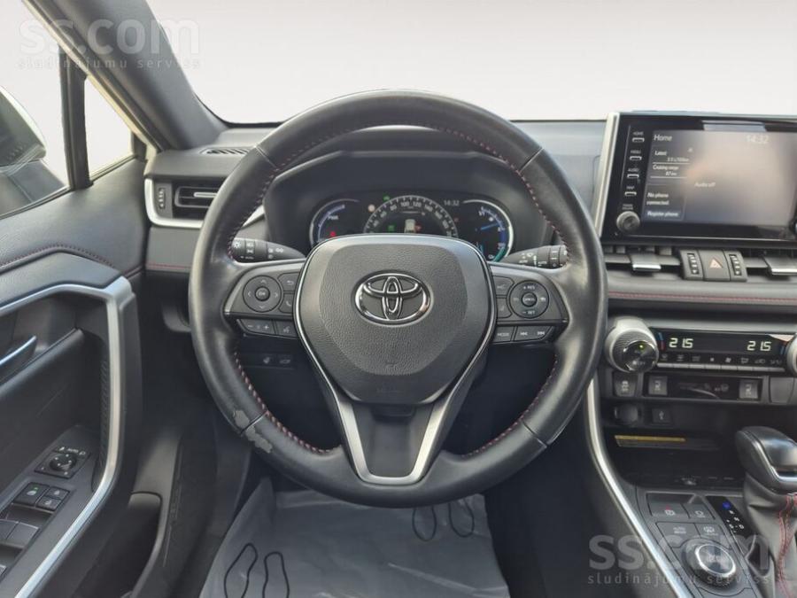 White Toyota RAV4 2021 in Riga, with an engine capacity of 2.50 L and mileage of 136 thousand km for 31900 €, photo 13 on AUTOMOTO.COM.LV
