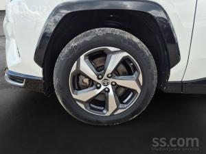 White Toyota RAV4 2021 in Riga, with an engine capacity of 2.50 L and mileage of 136 thousand km for 31900 €, photo 16 on AUTOMOTO.COM.LV
