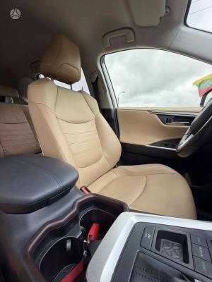 Balts Toyota RAV4 2021 Šauļi, ar dzinēja tilpumu 2.49 L un nobraukumu 57 tūkst. km par 32500 €, foto 30 vietnē AUTOMOTO.COM.LV