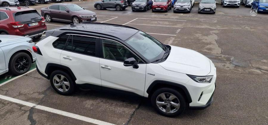 White Toyota RAV4 2021 in Vilnius, with an engine capacity of 2.49 L and mileage of 102 thousand km for 31000 €, photo 5 on AUTOMOTO.COM.LV