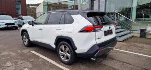 White Toyota RAV4 2021 in Vilnius, with an engine capacity of 2.49 L and mileage of 102 thousand km for 31000 €, photo 7 on AUTOMOTO.COM.LV