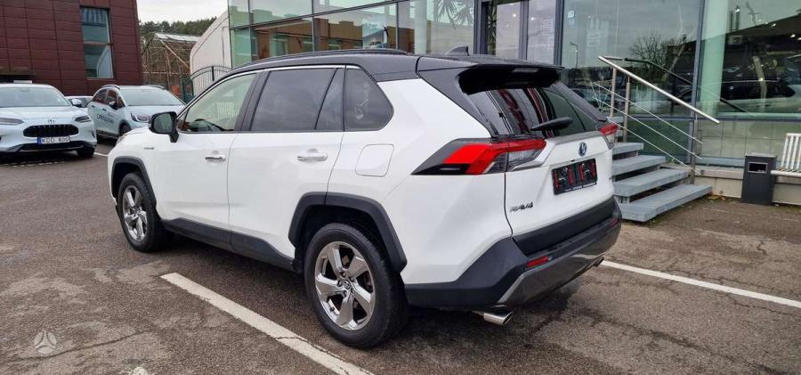 White Toyota RAV4 2021 in Vilnius, with an engine capacity of 2.49 L and mileage of 102 thousand km for 31000 €, photo 7 on AUTOMOTO.COM.LV