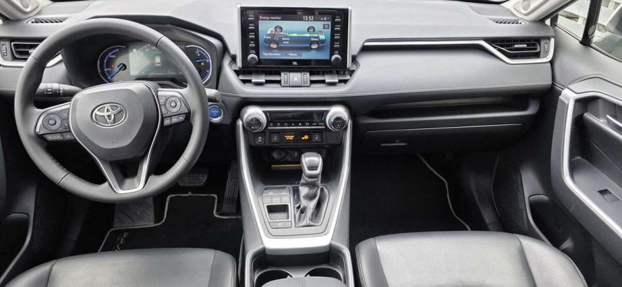 White Toyota RAV4 2021 in Vilnius, with an engine capacity of 2.49 L and mileage of 102 thousand km for 31000 €, photo 9 on AUTOMOTO.COM.LV