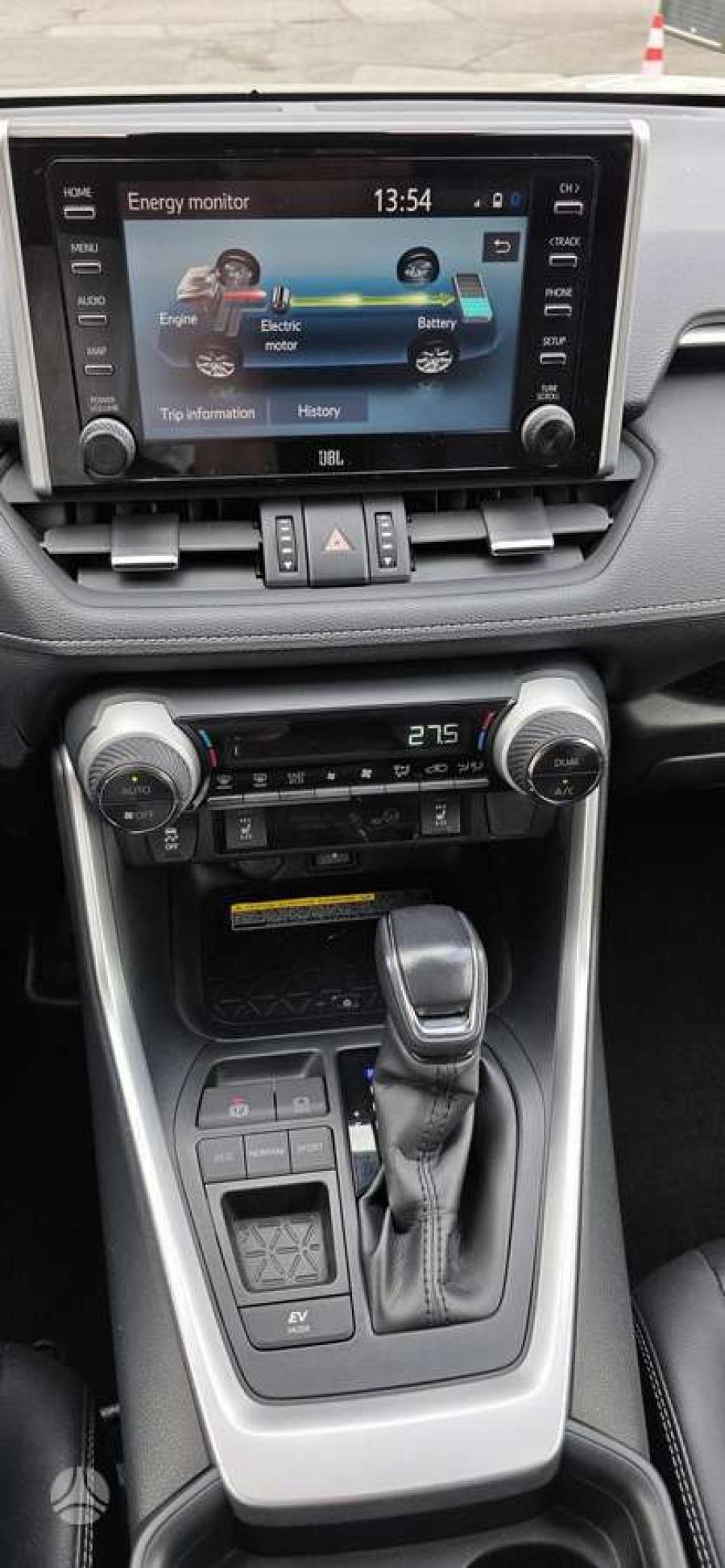 White Toyota RAV4 2021 in Vilnius, with an engine capacity of 2.49 L and mileage of 102 thousand km for 31000 €, photo 16 on AUTOMOTO.COM.LV