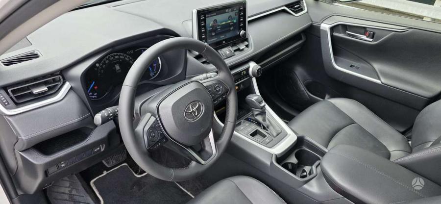 White Toyota RAV4 2021 in Vilnius, with an engine capacity of 2.49 L and mileage of 102 thousand km for 31000 €, photo 21 on AUTOMOTO.COM.LV