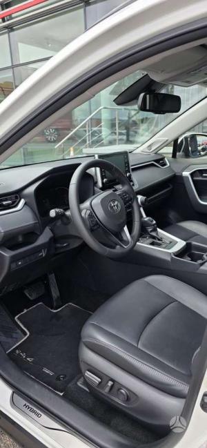 White Toyota RAV4 2021 in Vilnius, with an engine capacity of 2.49 L and mileage of 102 thousand km for 31000 €, photo 22 on AUTOMOTO.COM.LV
