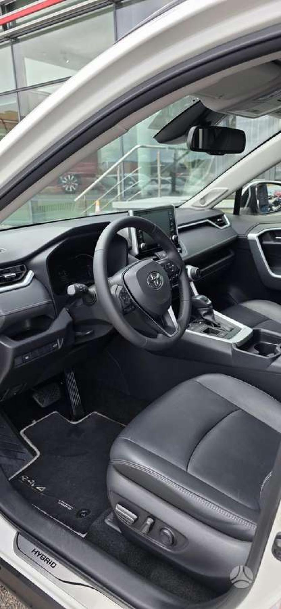 White Toyota RAV4 2021 in Vilnius, with an engine capacity of 2.49 L and mileage of 102 thousand km for 31000 €, photo 22 on AUTOMOTO.COM.LV