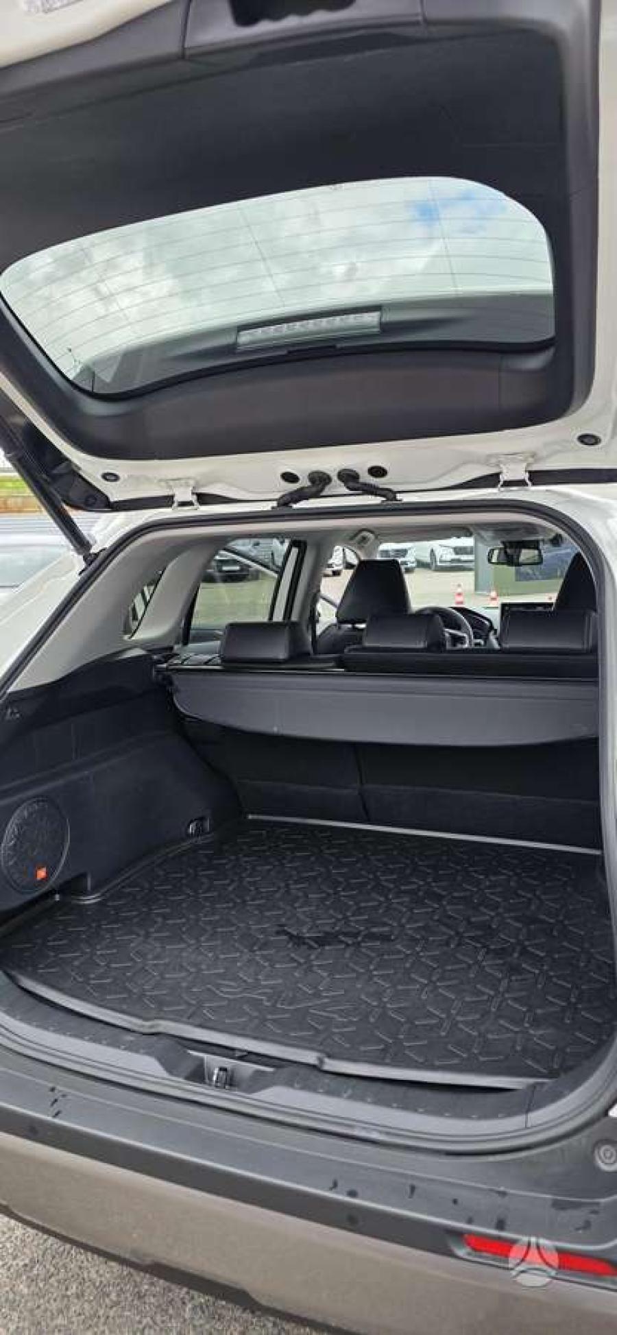 White Toyota RAV4 2021 in Vilnius, with an engine capacity of 2.49 L and mileage of 102 thousand km for 31000 €, photo 28 on AUTOMOTO.COM.LV