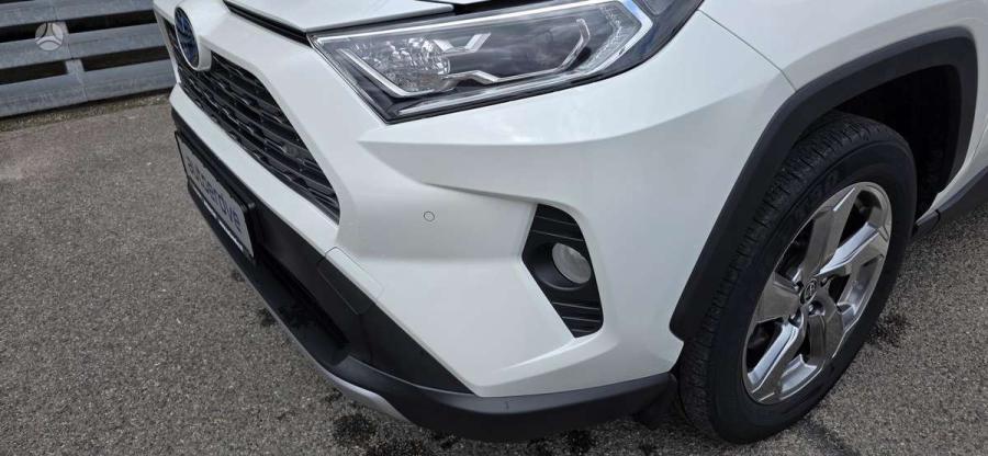 White Toyota RAV4 2021 in Vilnius, with an engine capacity of 2.49 L and mileage of 102 thousand km for 31000 €, photo 33 on AUTOMOTO.COM.LV