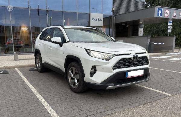 Toyota RAV4 2021 in Vilnius on AUTOMOTO.COM.LV White Toyota RAV4 2021 in Vilnius, with an engine capacity of 1.99 L and mileage of 91 thousand km for 24500 €, photo 1 on AUTOMOTO.COM.LV
