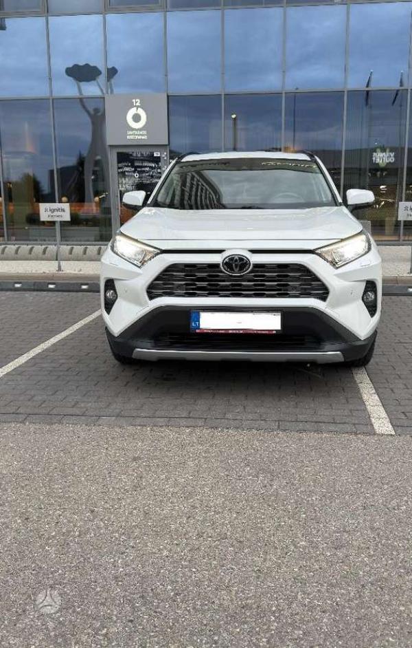 Toyota RAV4 2021 in Vilnius on AUTOMOTO.COM.LV White Toyota RAV4 2021 in Vilnius, with an engine capacity of 1.99 L and mileage of 91 thousand km for 24500 €, photo 4 on AUTOMOTO.COM.LV