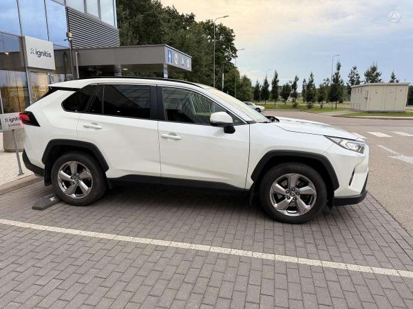 Toyota RAV4 2021 in Vilnius on AUTOMOTO.COM.LV White Toyota RAV4 2021 in Vilnius, with an engine capacity of 1.99 L and mileage of 91 thousand km for 24500 €, photo 7 on AUTOMOTO.COM.LV
