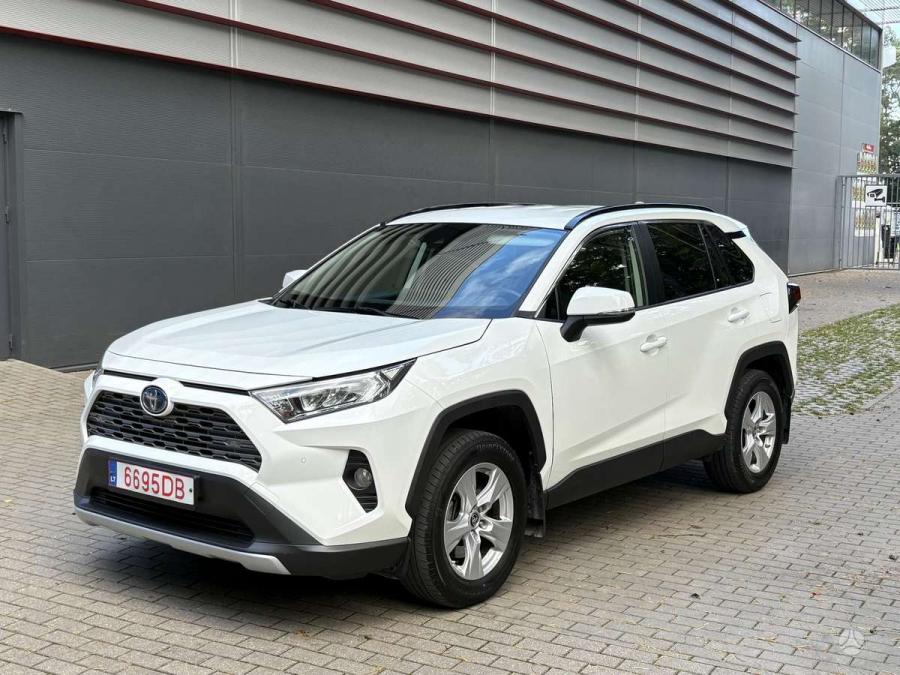 White Toyota RAV4 2021 in Alytus, with an engine capacity of 2.49 L and mileage of 85 thousand km for 27999 €, photo 1 on AUTOMOTO.COM.LV
