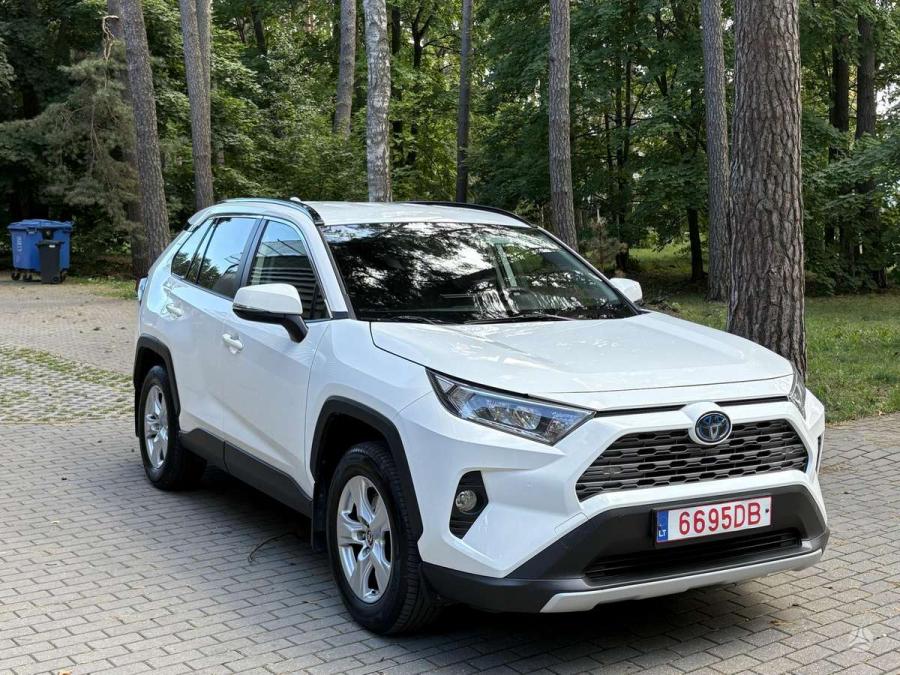 White Toyota RAV4 2021 in Alytus, with an engine capacity of 2.49 L and mileage of 85 thousand km for 27999 €, photo 3 on AUTOMOTO.COM.LV
