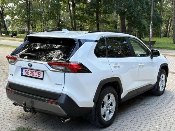 Toyota RAV4 2021 in Alytus on AUTOMOTO.COM.LV White Toyota RAV4 2021 in Alytus, with an engine capacity of 2.49 L and mileage of 85 thousand km for 27999 €, photo 4 on AUTOMOTO.COM.LV
