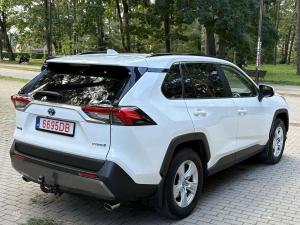 White Toyota RAV4 2021 in Alytus, with an engine capacity of 2.49 L and mileage of 85 thousand km for 27999 €, photo 4 on AUTOMOTO.COM.LV
