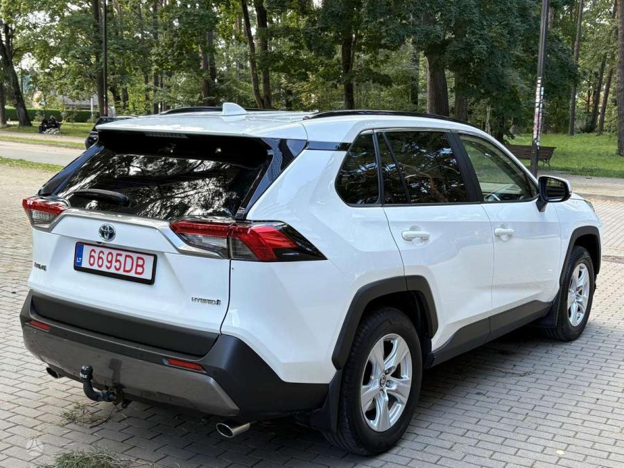 White Toyota RAV4 2021 in Alytus, with an engine capacity of 2.49 L and mileage of 85 thousand km for 27999 €, photo 4 on AUTOMOTO.COM.LV