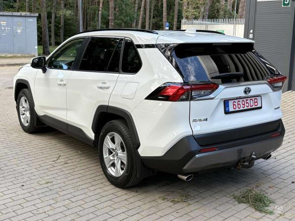 Toyota RAV4 2021 in Alytus on AUTOMOTO.COM.LV White Toyota RAV4 2021 in Alytus, with an engine capacity of 2.49 L and mileage of 85 thousand km for 27999 €, photo 5 on AUTOMOTO.COM.LV