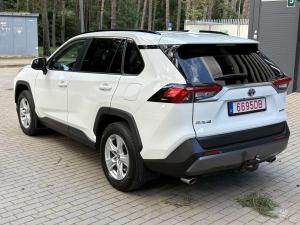 White Toyota RAV4 2021 in Alytus, with an engine capacity of 2.49 L and mileage of 85 thousand km for 27999 €, photo 5 on AUTOMOTO.COM.LV