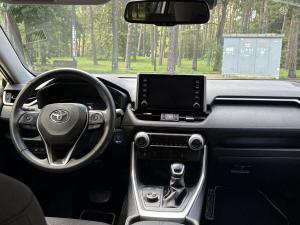 White Toyota RAV4 2021 in Alytus, with an engine capacity of 2.49 L and mileage of 85 thousand km for 27999 €, photo 6 on AUTOMOTO.COM.LV