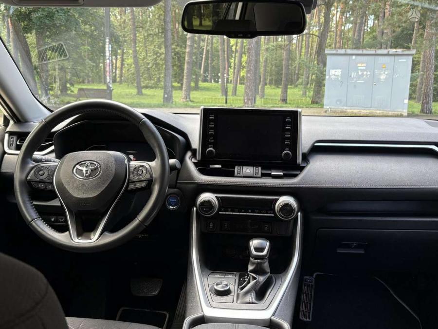 White Toyota RAV4 2021 in Alytus, with an engine capacity of 2.49 L and mileage of 85 thousand km for 27999 €, photo 6 on AUTOMOTO.COM.LV
