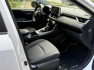 White Toyota RAV4 2021 in Alytus, with an engine capacity of 2.49 L and mileage of 85 thousand km for 27999 €, photo 7 on AUTOMOTO.COM.LV