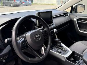 White Toyota RAV4 2021 in Alytus, with an engine capacity of 2.49 L and mileage of 85 thousand km for 27999 €, photo 8 on AUTOMOTO.COM.LV