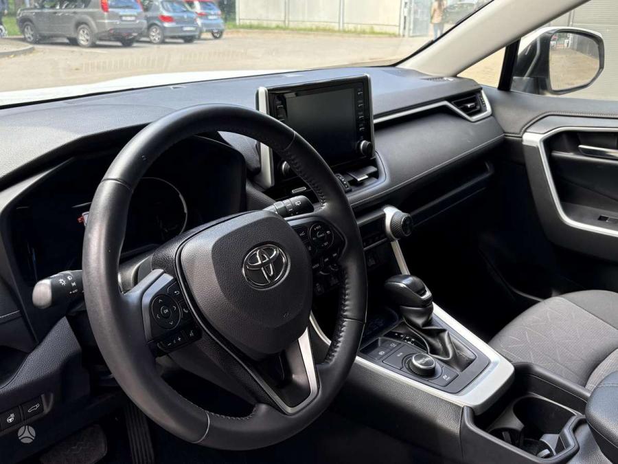 White Toyota RAV4 2021 in Alytus, with an engine capacity of 2.49 L and mileage of 85 thousand km for 27999 €, photo 8 on AUTOMOTO.COM.LV
