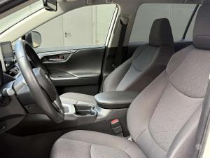 White Toyota RAV4 2021 in Alytus, with an engine capacity of 2.49 L and mileage of 85 thousand km for 27999 €, photo 9 on AUTOMOTO.COM.LV