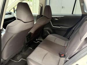 White Toyota RAV4 2021 in Alytus, with an engine capacity of 2.49 L and mileage of 85 thousand km for 27999 €, photo 10 on AUTOMOTO.COM.LV