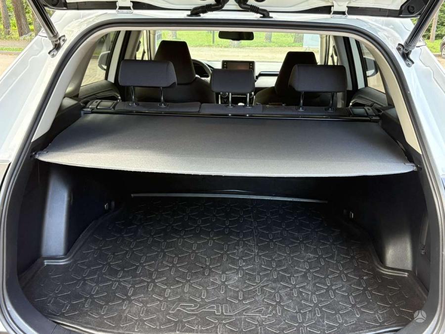 White Toyota RAV4 2021 in Alytus, with an engine capacity of 2.49 L and mileage of 85 thousand km for 27999 €, photo 11 on AUTOMOTO.COM.LV