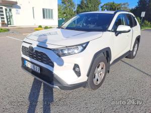 Balts Toyota RAV4 2021 Tallina, ar dzinēja tilpumu 2.00 L un nobraukumu 111 tūkst. km par 21500 €, foto  vietnē AUTOMOTO.COM.LV