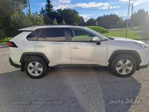 Balts Toyota RAV4 2021 Tallina, ar dzinēja tilpumu 2.00 L un nobraukumu 111 tūkst. km par 21500 €, foto 3 vietnē AUTOMOTO.COM.LV