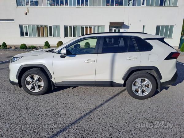 White Toyota RAV4 2021 in Tallinn, with an engine capacity of 2.00 L and mileage of 111 thousand km for 21500 €, photo 4 on AUTOMOTO.COM.LV