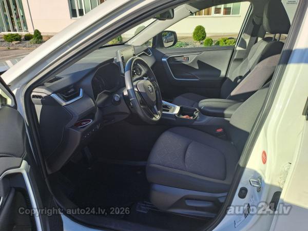 White Toyota RAV4 2021 in Tallinn, with an engine capacity of 2.00 L and mileage of 111 thousand km for 21500 €, photo 5 on AUTOMOTO.COM.LV