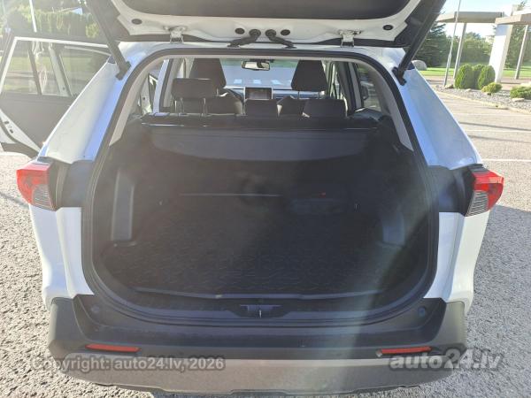 White Toyota RAV4 2021 in Tallinn, with an engine capacity of 2.00 L and mileage of 111 thousand km for 21500 €, photo 8 on AUTOMOTO.COM.LV