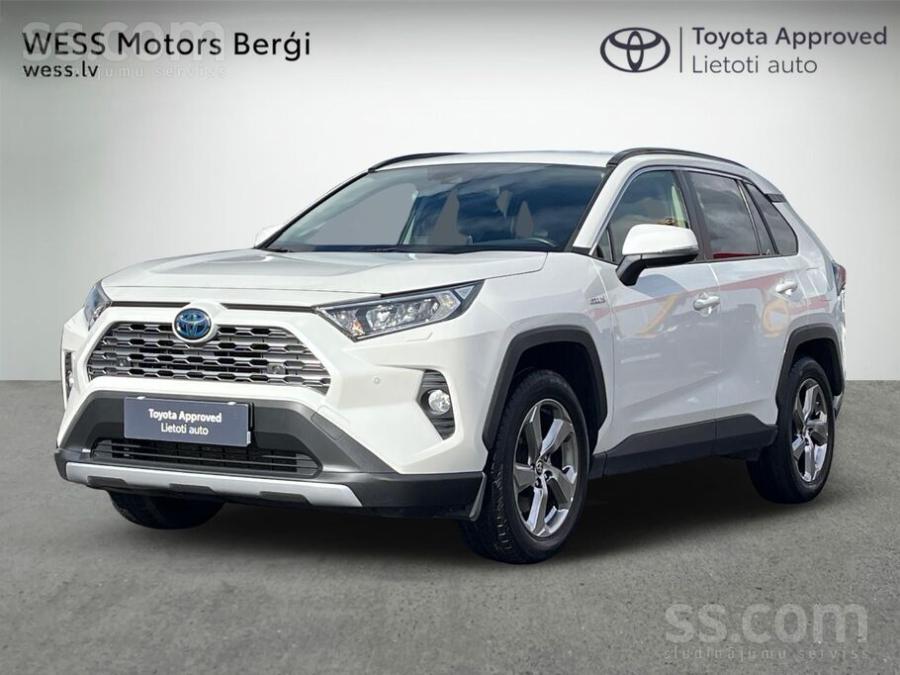 White Toyota RAV4 2021 in Riga, with an engine capacity of 2.50 L and mileage of 138 thousand km for 27490 €, photo 1 on AUTOMOTO.COM.LV