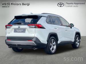 White Toyota RAV4 2021 in Riga, with an engine capacity of 2.50 L and mileage of 138 thousand km for 27490 €, photo 3 on AUTOMOTO.COM.LV